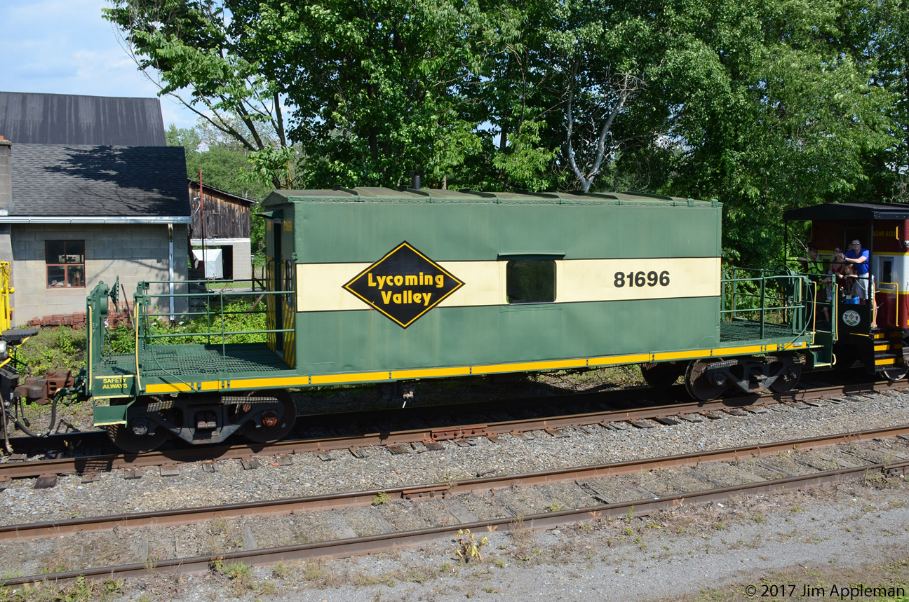 LVRR 81696 (CR 18047) N11 transfer caboose, 6/10/2017 | Conrail Photo Archive